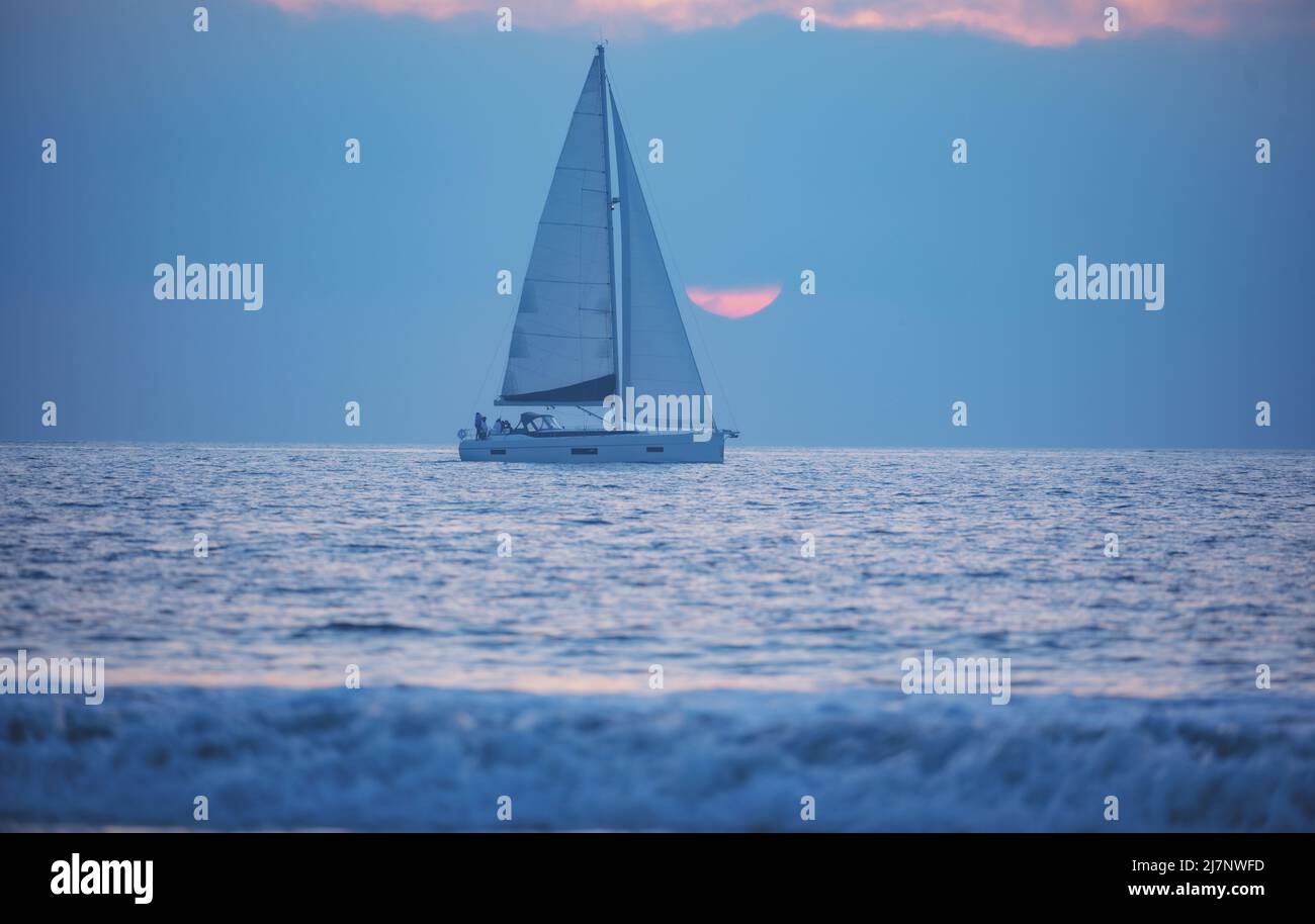 Yacht sailing against sunset. Landscape with skyline sailboat and ...