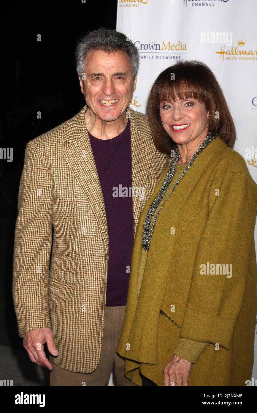 LOS ANGELES - JAN 11: Tony Cacciotti, Valerie Harper at the Hallmark ...