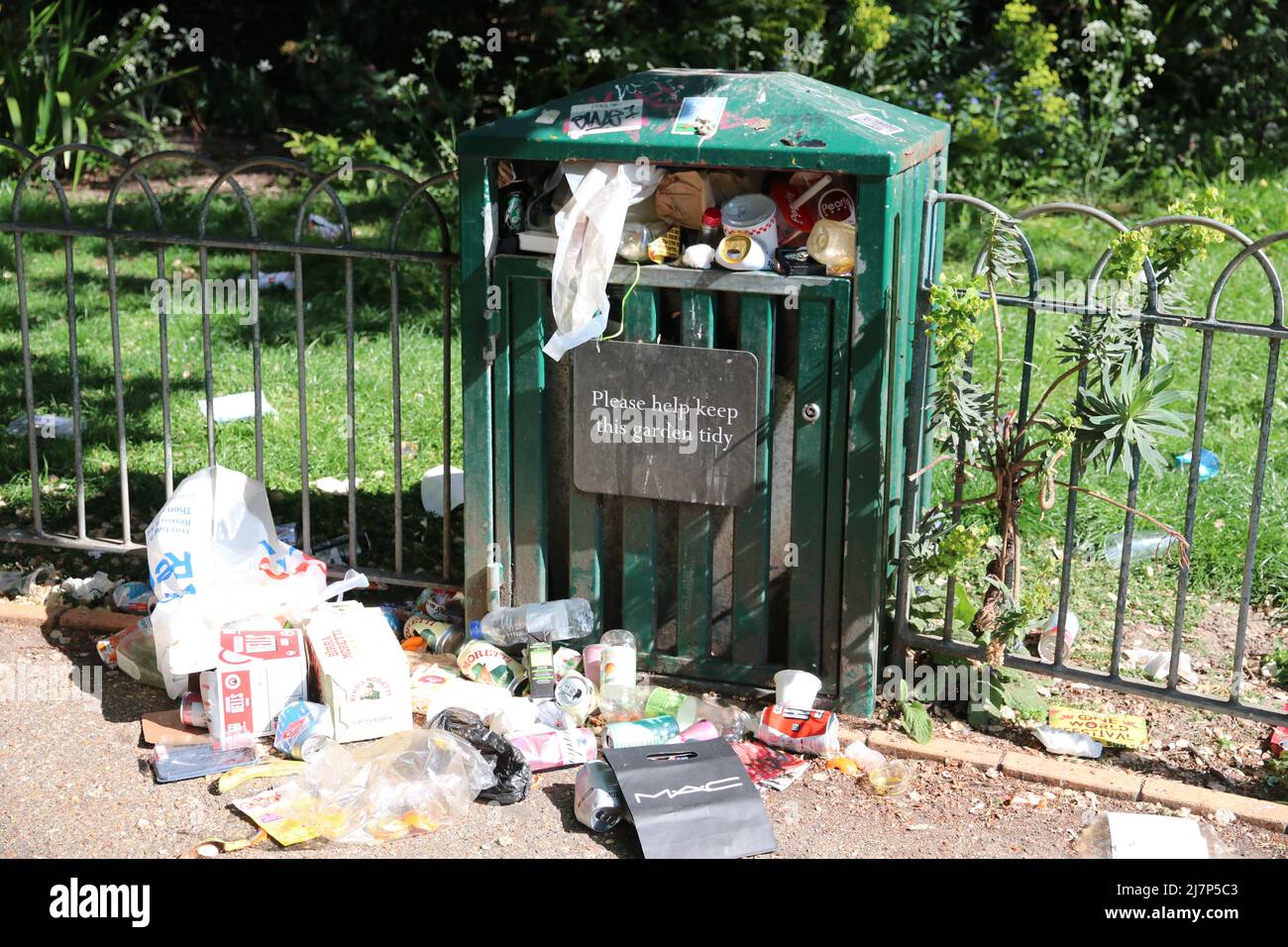 AN OVERFLOWING LITTER BIN IN BRIGHTON Stock Photo - Alamy