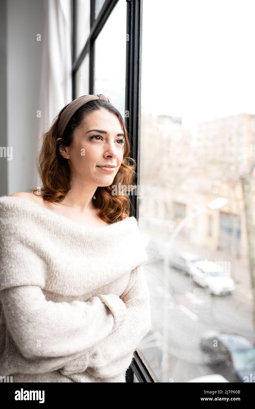 Female looking out of window hi-res stock photography and images - Alamy