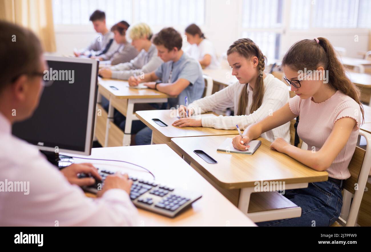 Teen students working together teacher hi-res stock photography and ...