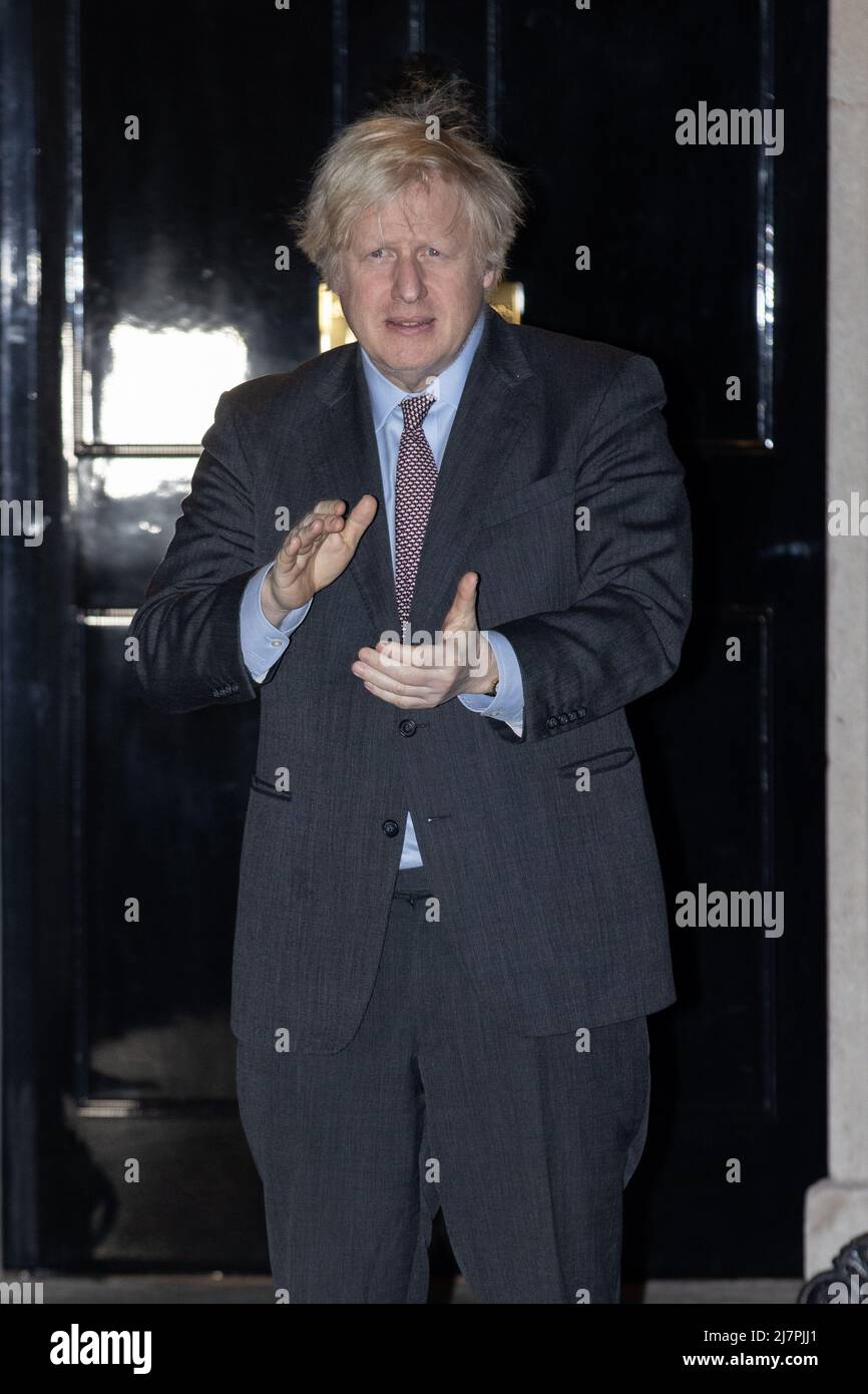 Boris Johnson and Carrie Symonds clap for Captain Sir Tom Moore, NHS ...