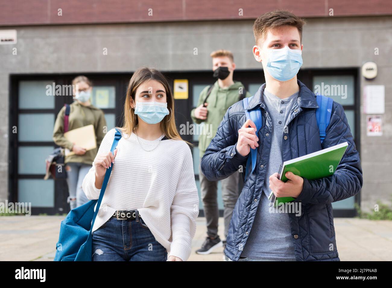 Teenage students covid masks hi-res stock photography and images - Alamy