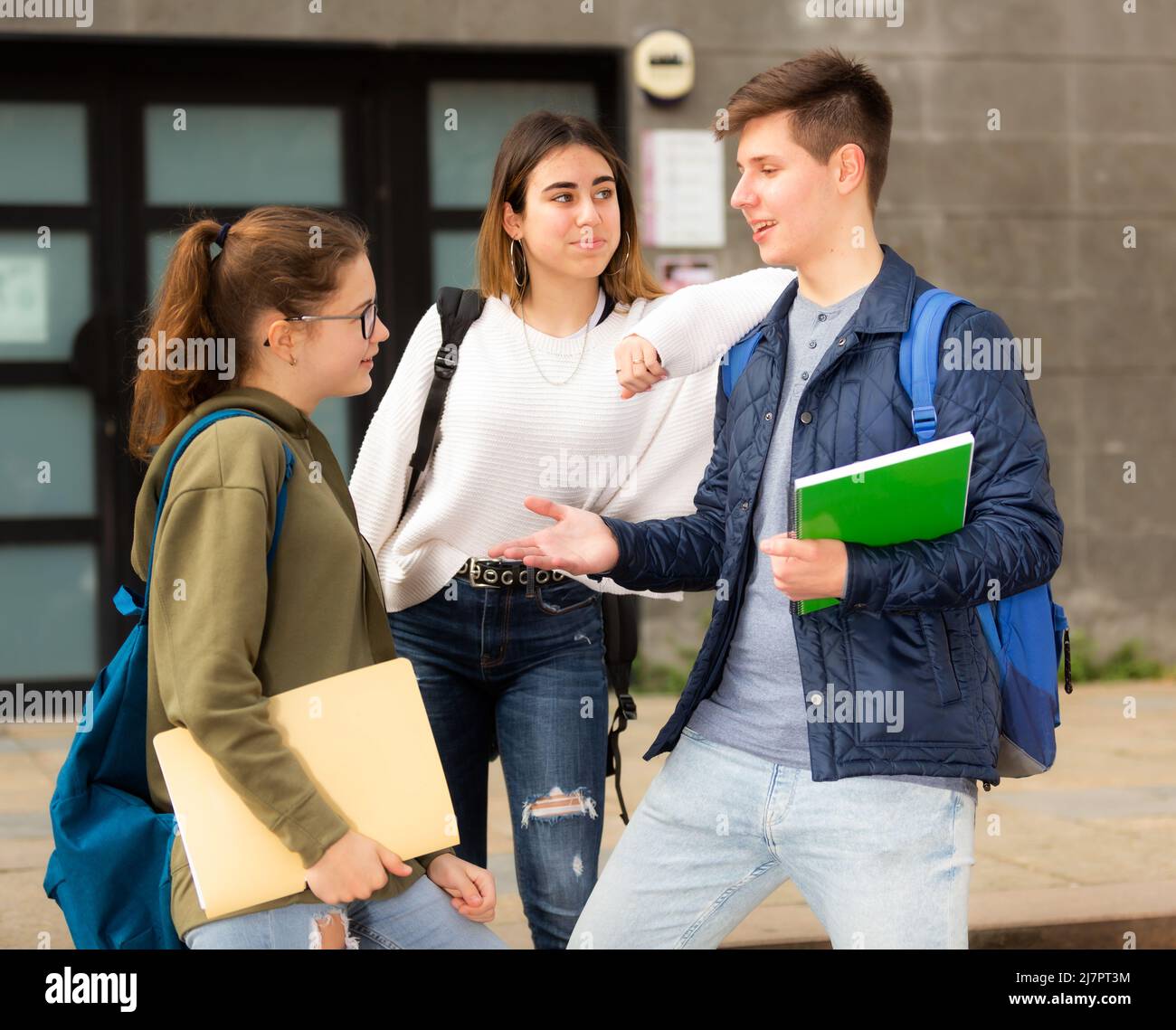 Group of positive students discuss past lessons Stock Photo - Alamy