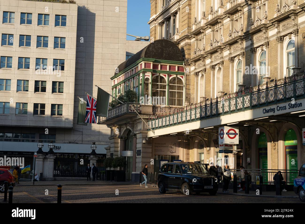 Taxi charing cross station hi-res stock photography and images - Alamy