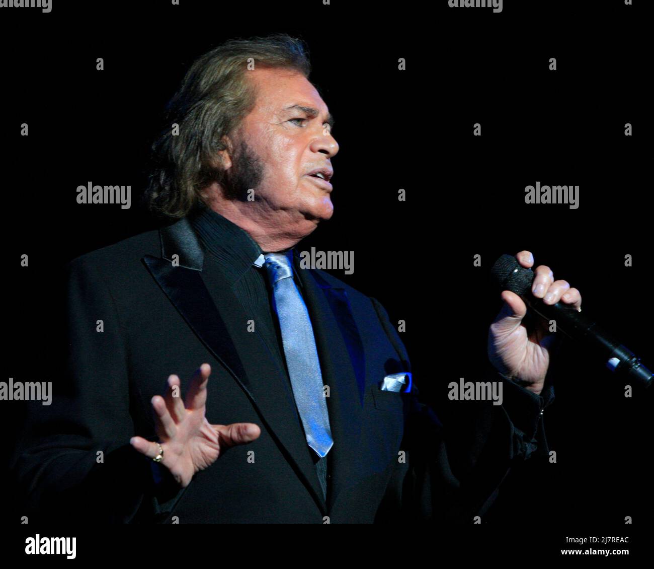Engelbert humperdinck in concert hi-res stock photography and images ...