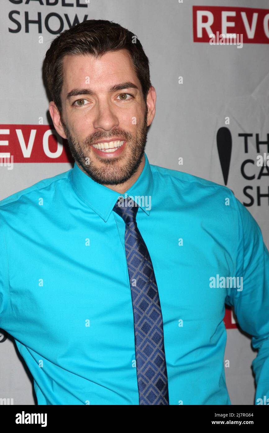 LOS ANGELES - APR 30: Drew Scott at the NCTA’s Chairman’s Gala ...