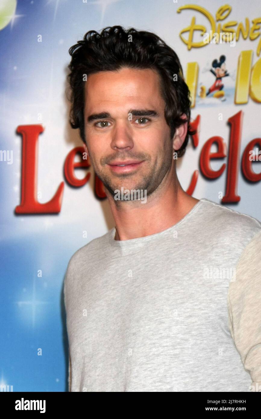 LOS ANGELES - DEC 11: David Walton at the "Disney on Ice" Red Carpet ...