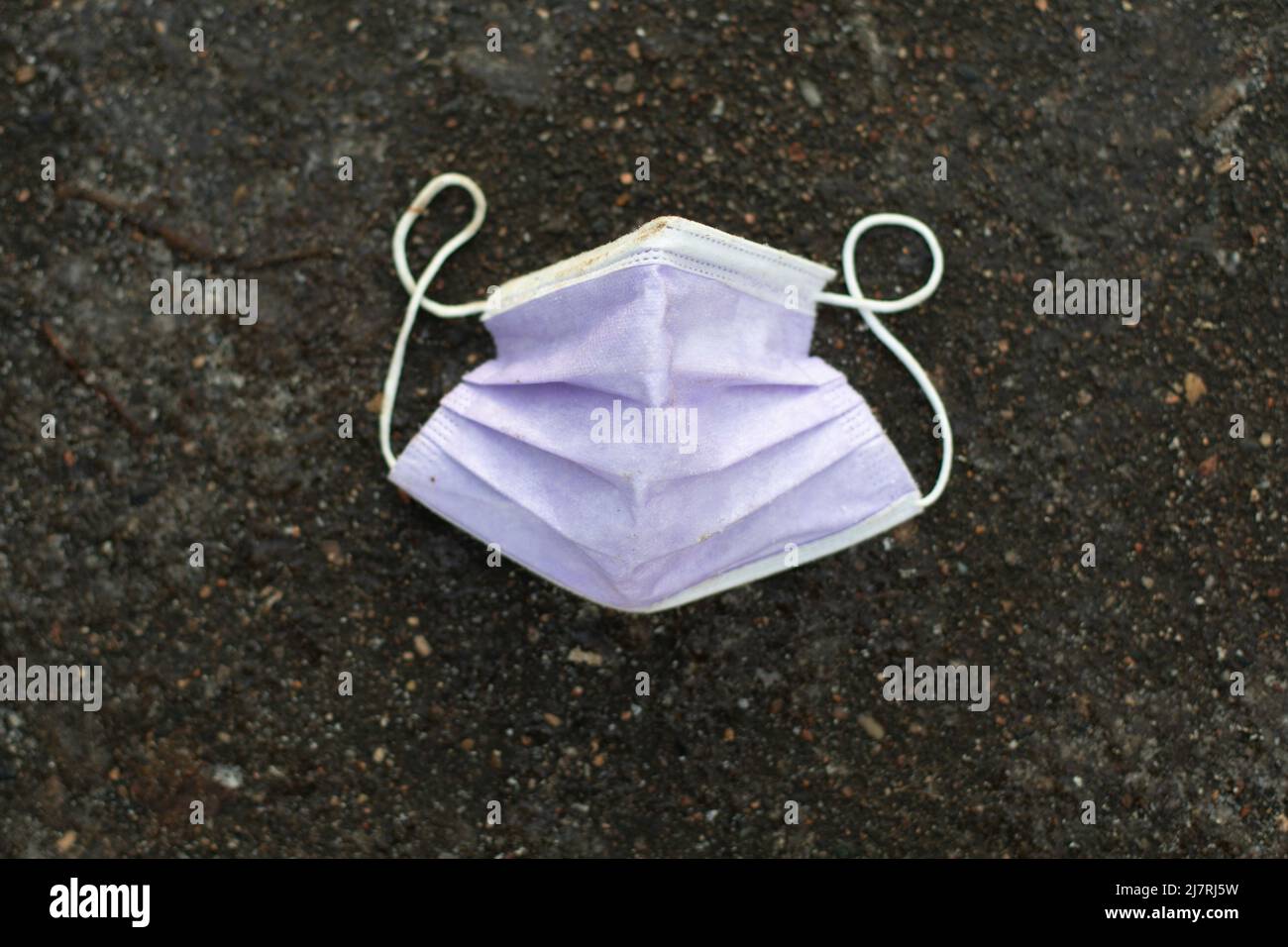 Medical mask lying on road hi-res stock photography and images - Alamy
