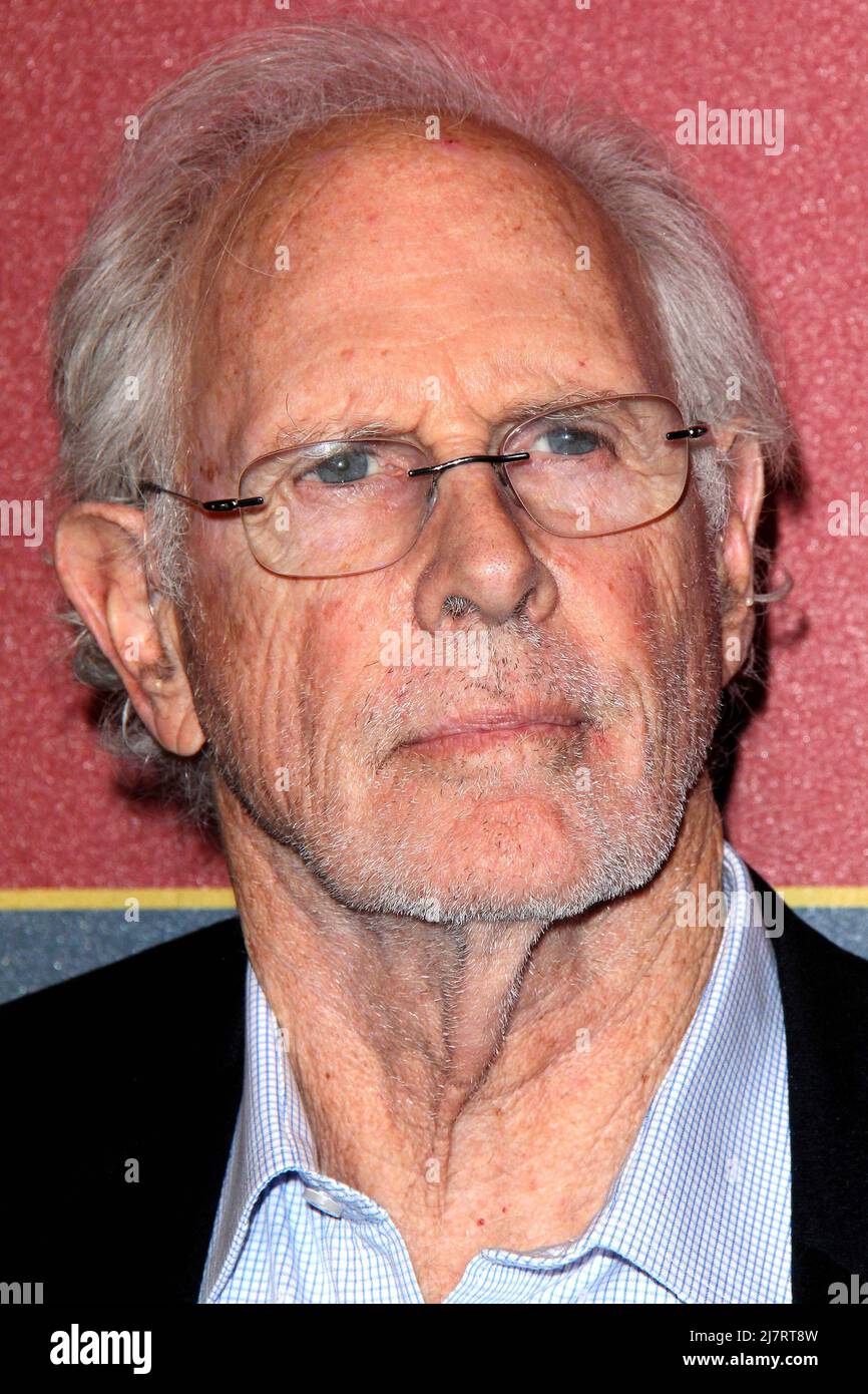 LOS ANGELES - MAR 1: Bruce Dern at the QVC 5th Annual Red Carpet Style ...