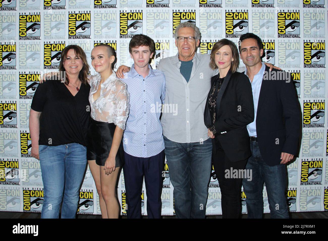 Vera farmiga and freddie highmore hi-res stock photography and images ...