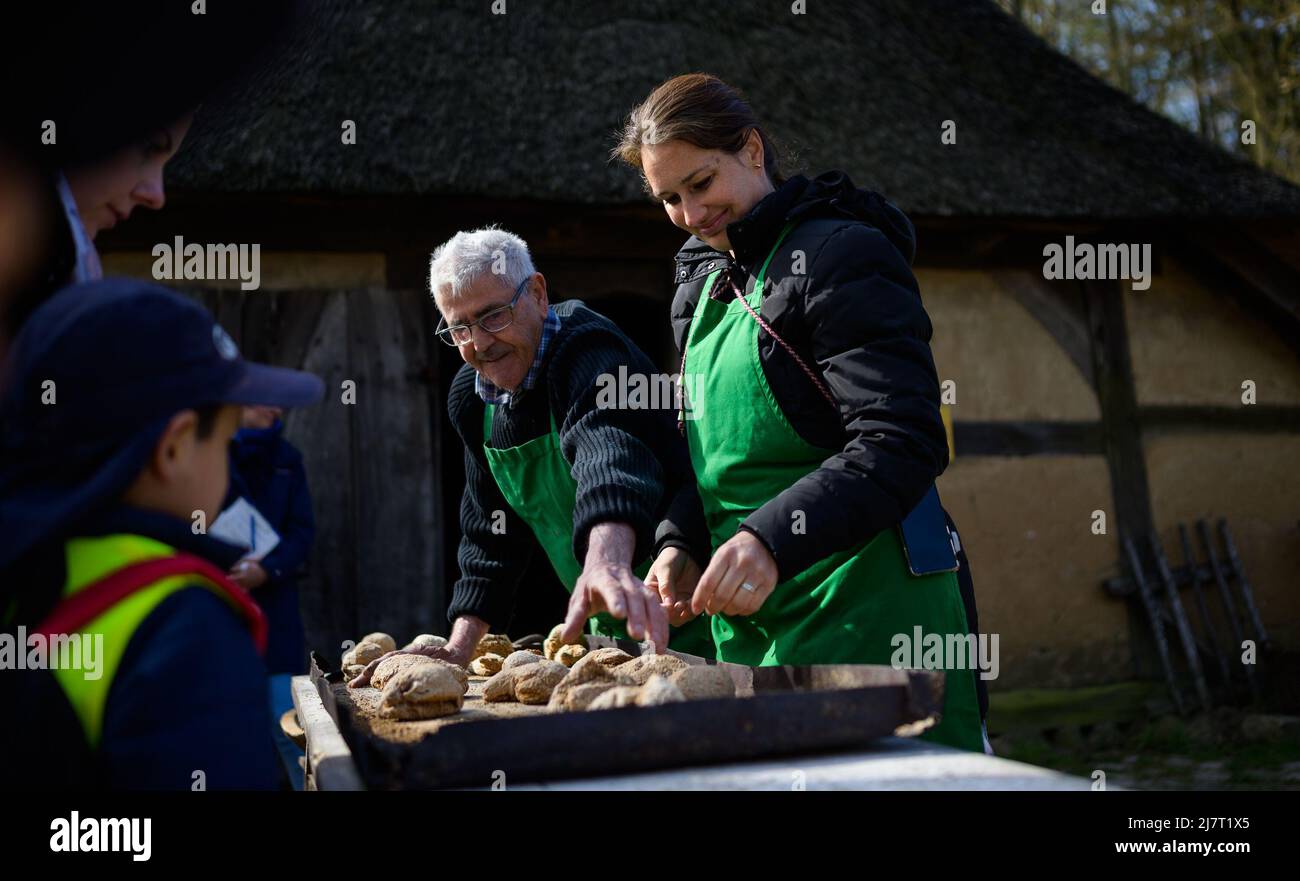 Rosengarten, Germany. 21st Apr, 2022. Joseph da Silva (l) and Irma ...