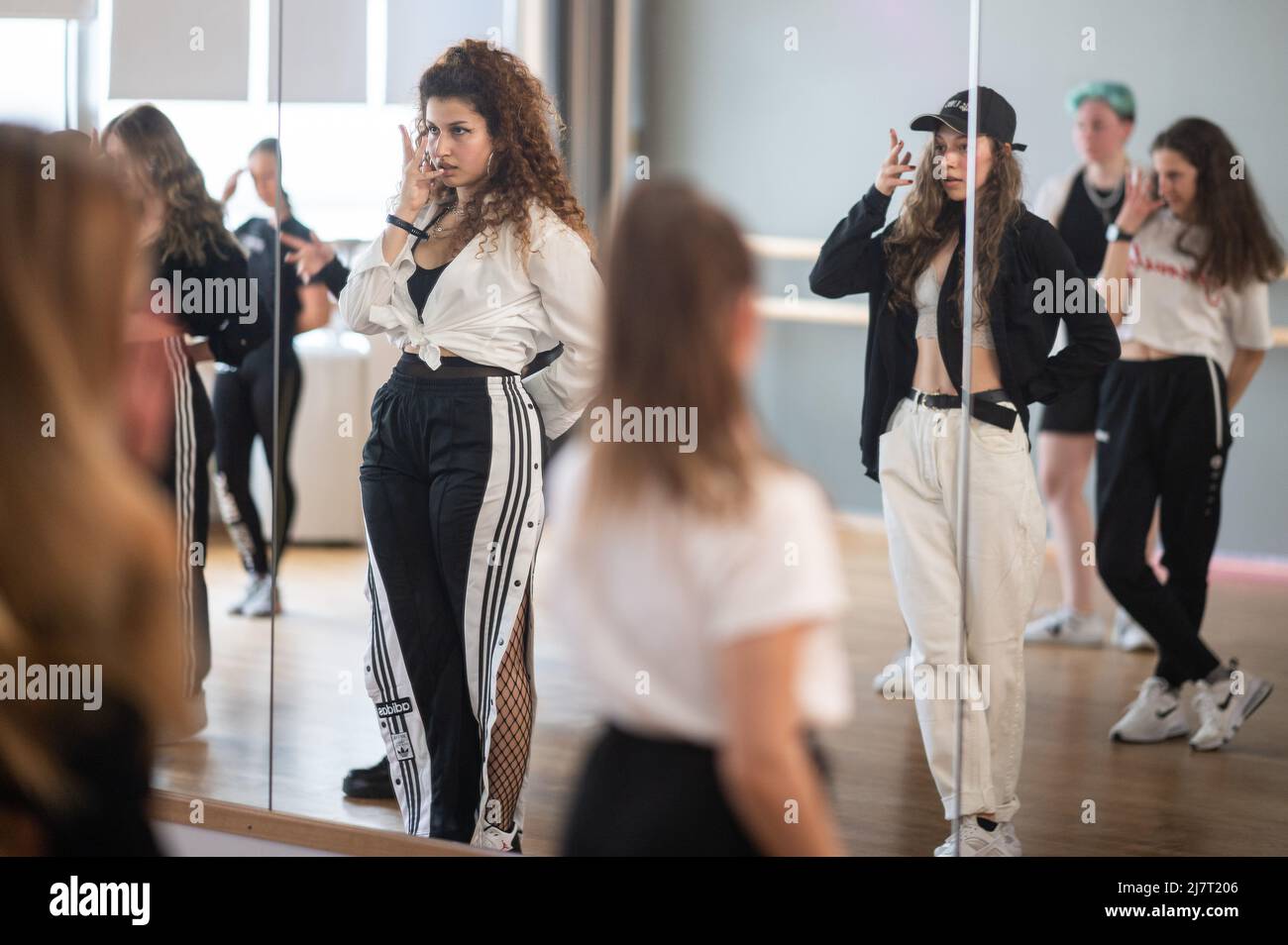 10 May 2022, Hessen, Frankfurt/Main: Dance instructor Samira (l) shows ...