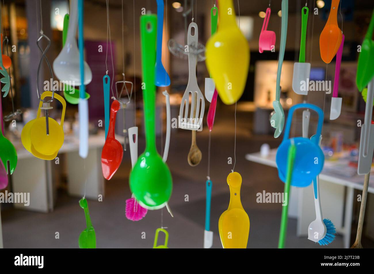 Rosengarten, Germany. 21st Apr, 2022. Helpers for the kitchen hang in ...