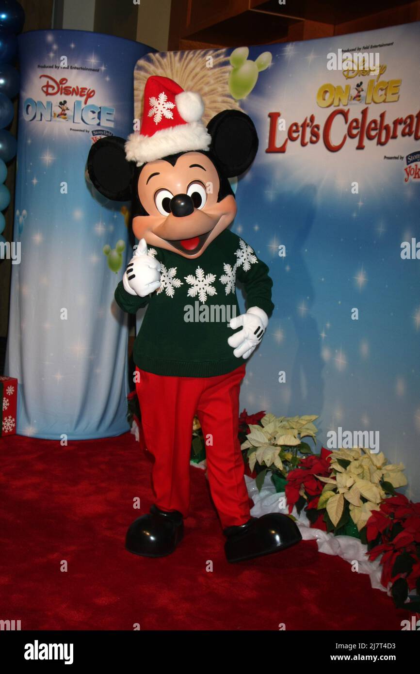 LOS ANGELES - DEC 11: Mickey Mouse at the "Disney on Ice" Red Carpet ...