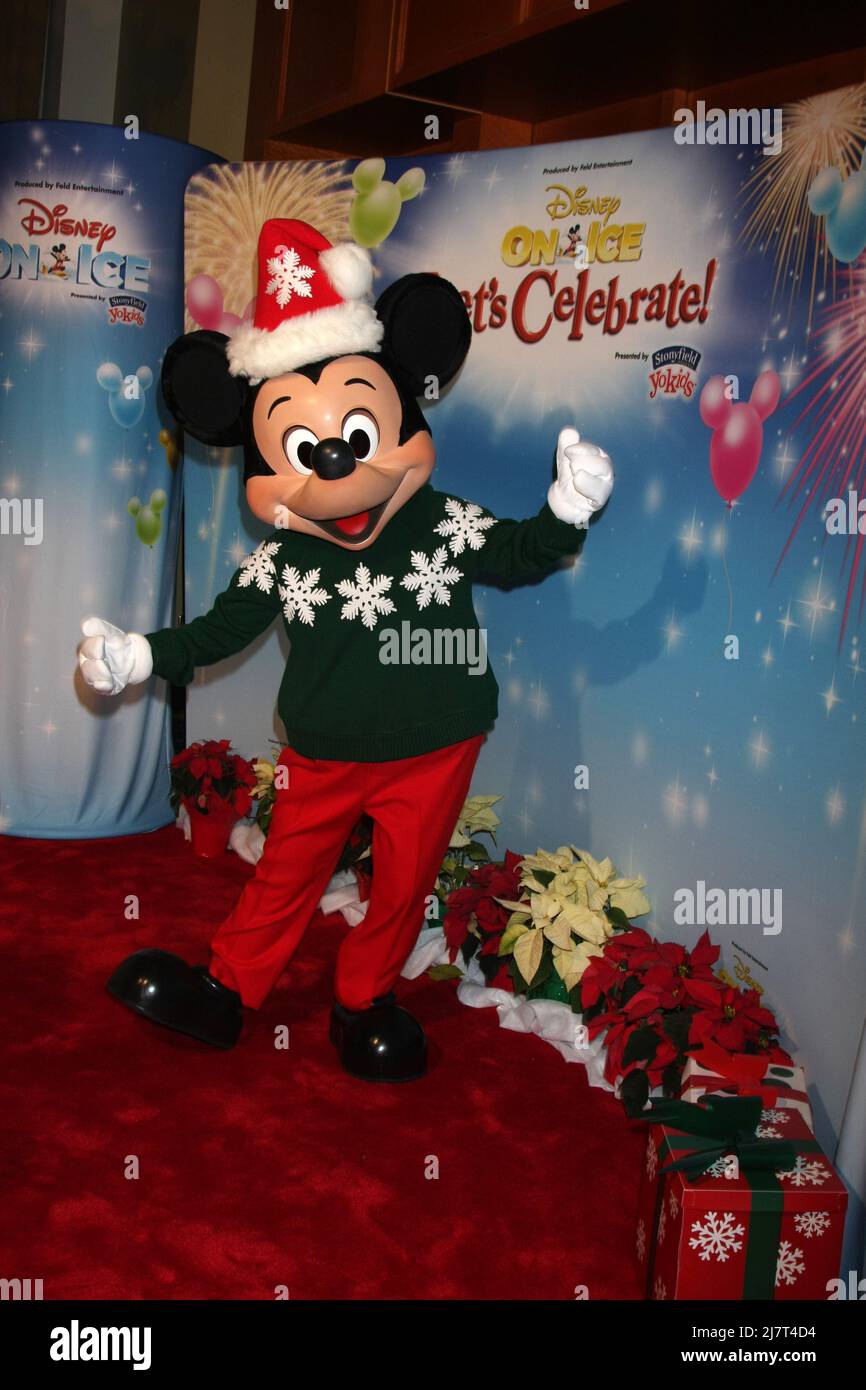 Mickey disney on ice hi-res stock photography and images - Alamy