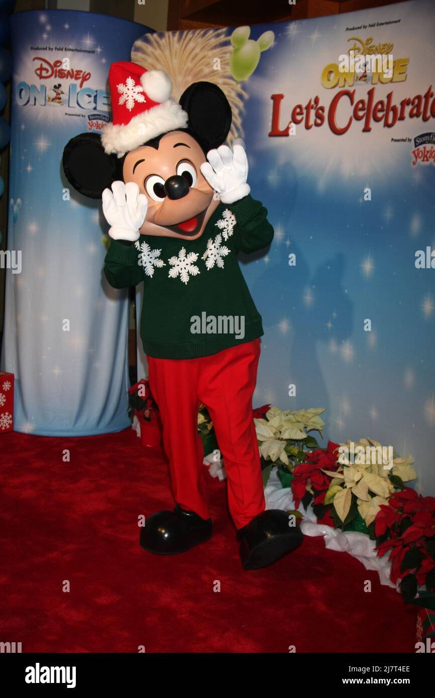 LOS ANGELES - DEC 11: Mickey Mouse at the "Disney on Ice" Red Carpet ...