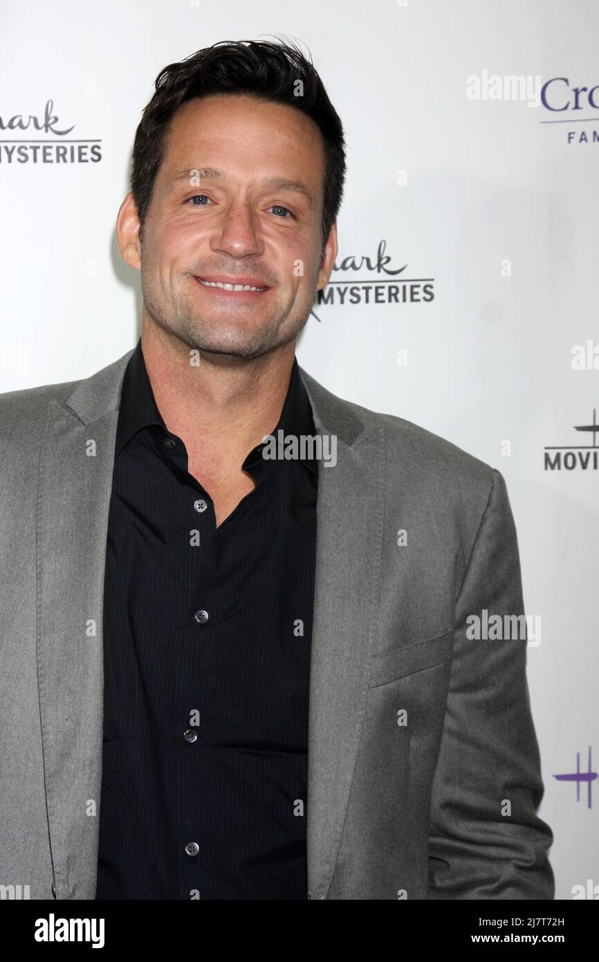 LOS ANGELES - NOV 4: Josh Hopkins at the Hallmark Channel's "Northpole ...
