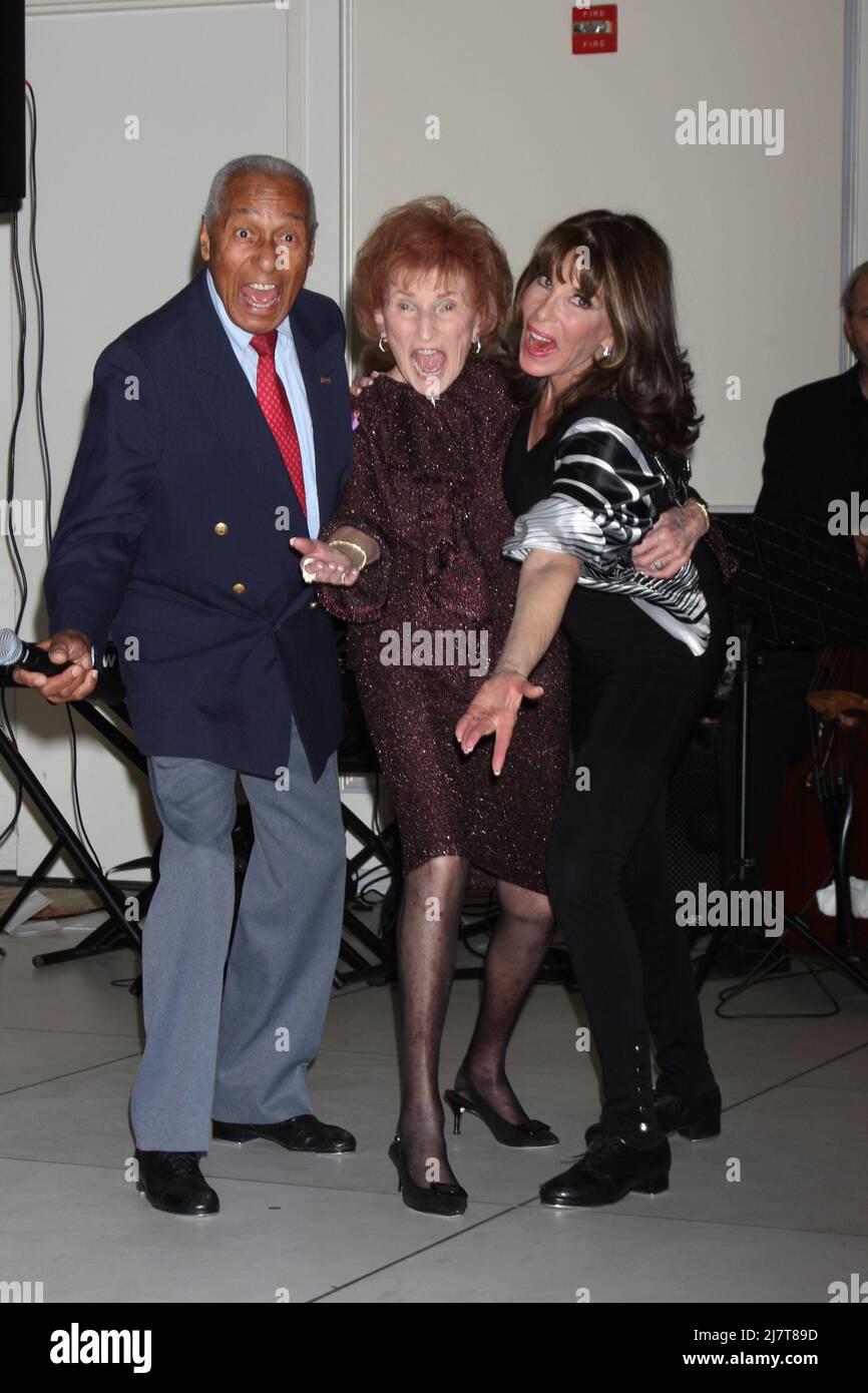 LOS ANGELES - NOV 23: Arthur Duncan, Molly Wolveck, Kate Linder at the ...
