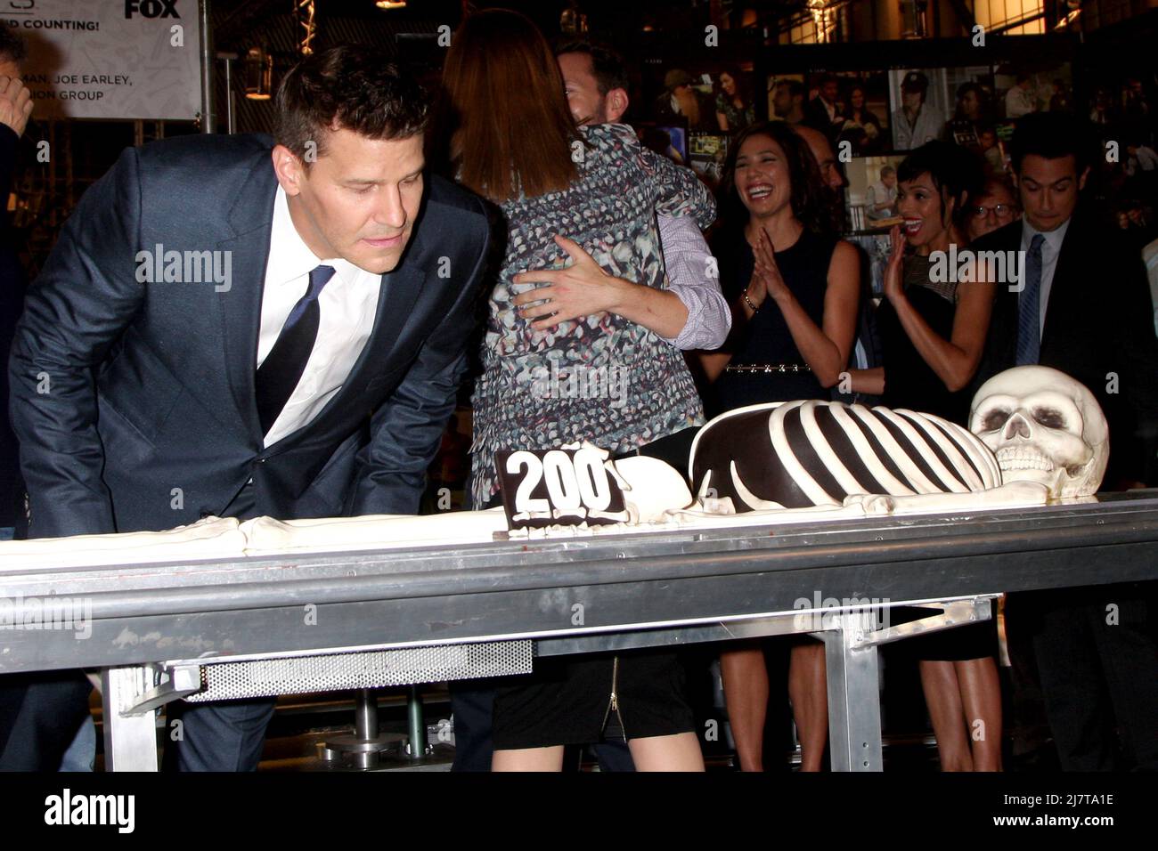 LOS ANGELES - NOV 14: David Boreanaz at the "Bones" 200th Show Cake ...