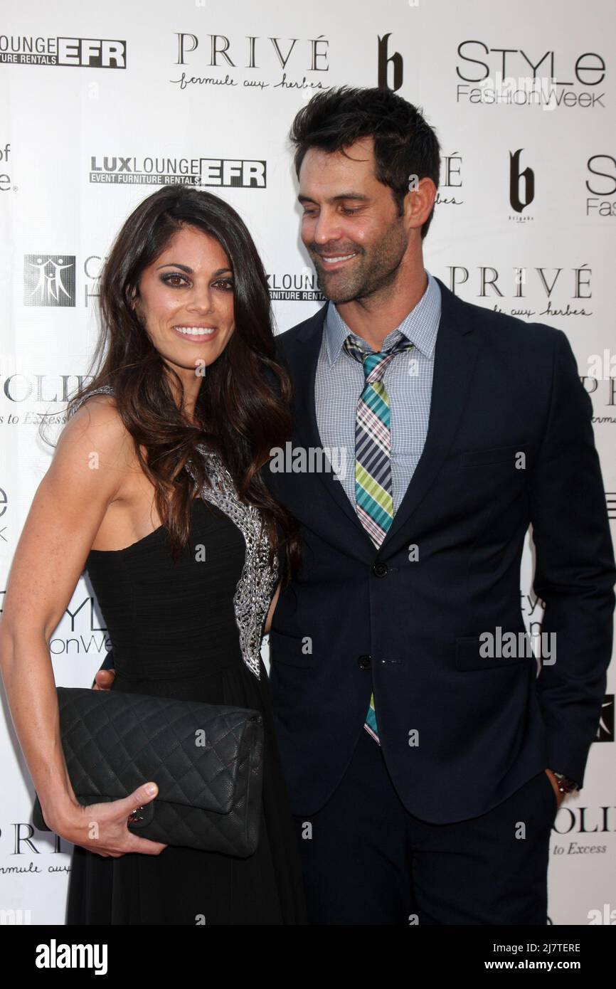 LOS ANGELES - OCT 15: Lindsay Hartley, Jason Shane Scott at the Sue ...