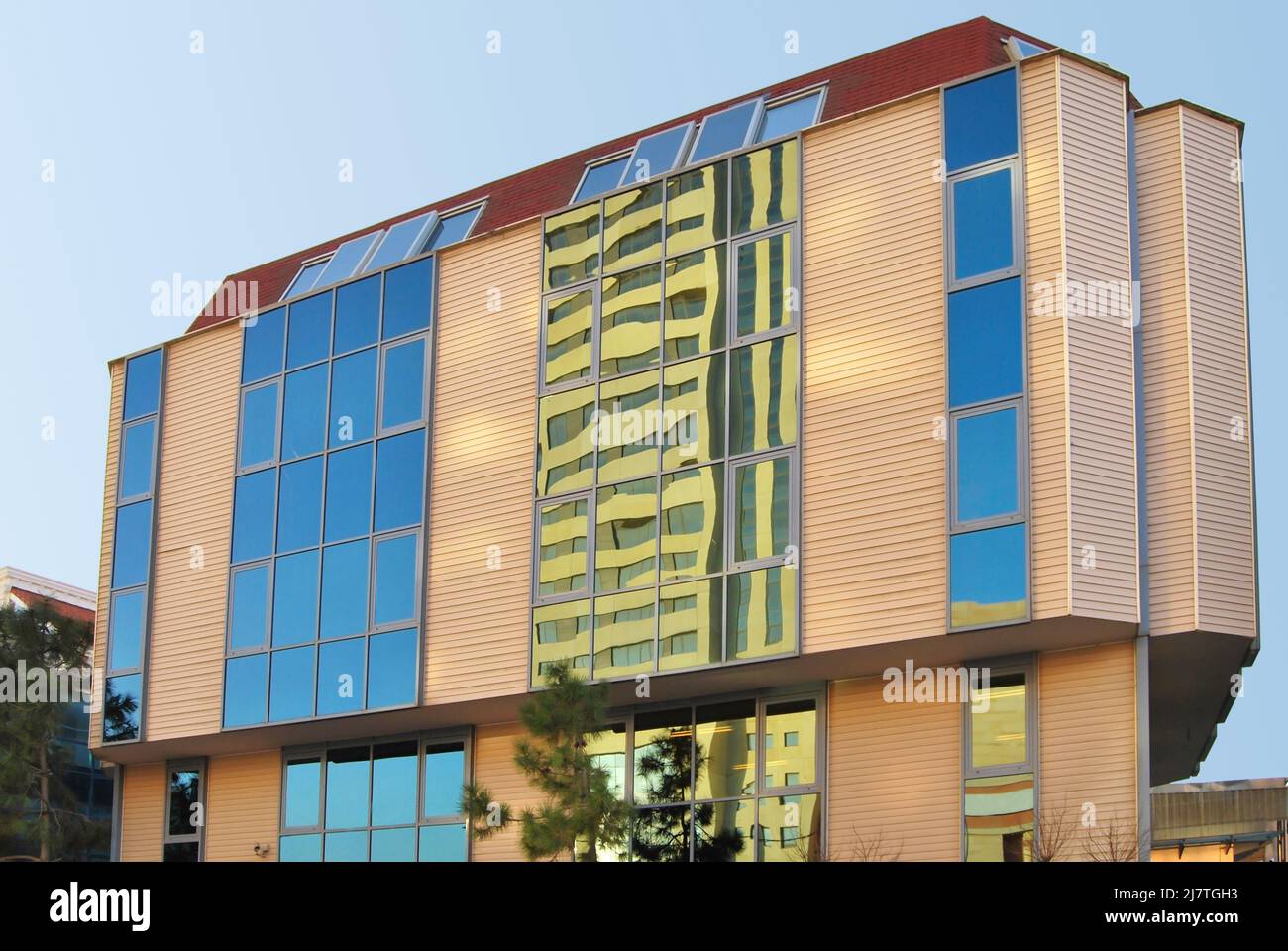 Business center, institutional glass tower, Modern glass building ...