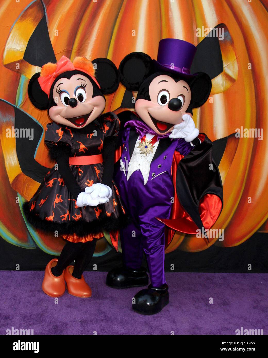 LOS ANGELES - OCT 1: Minnie Mouse, Mickey Mouse at the VIP Disney ...