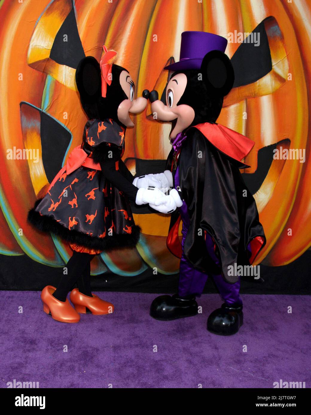 LOS ANGELES - OCT 1: Minnie Mouse, Mickey Mouse at the VIP Disney ...