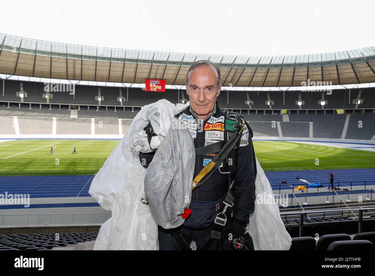 Berlin, Germany. 10th May, 2022. Eberhard Gienger lands with a ...