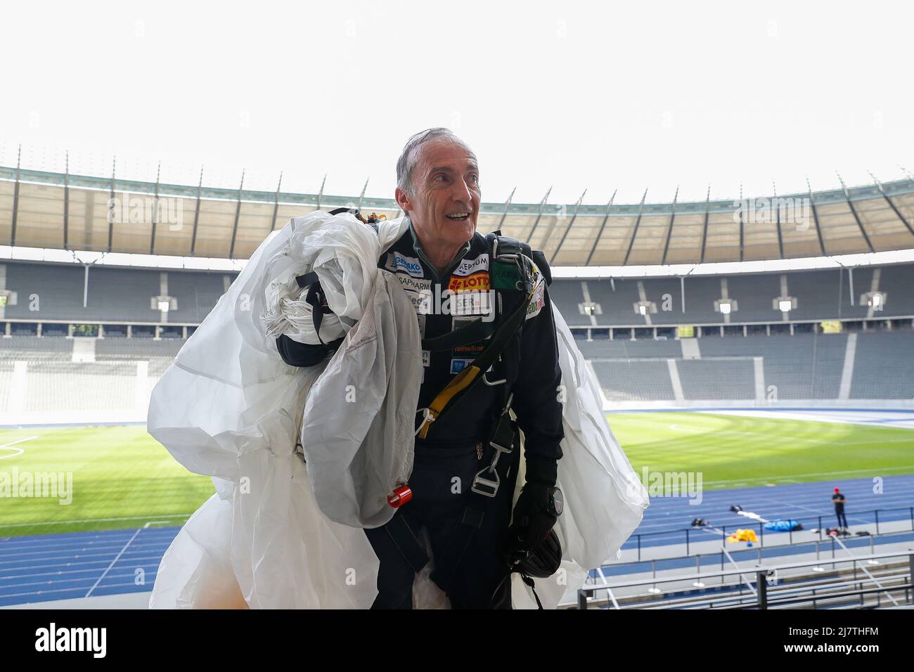 Berlin, Germany. 10th May, 2022. Eberhard Gienger lands with a ...