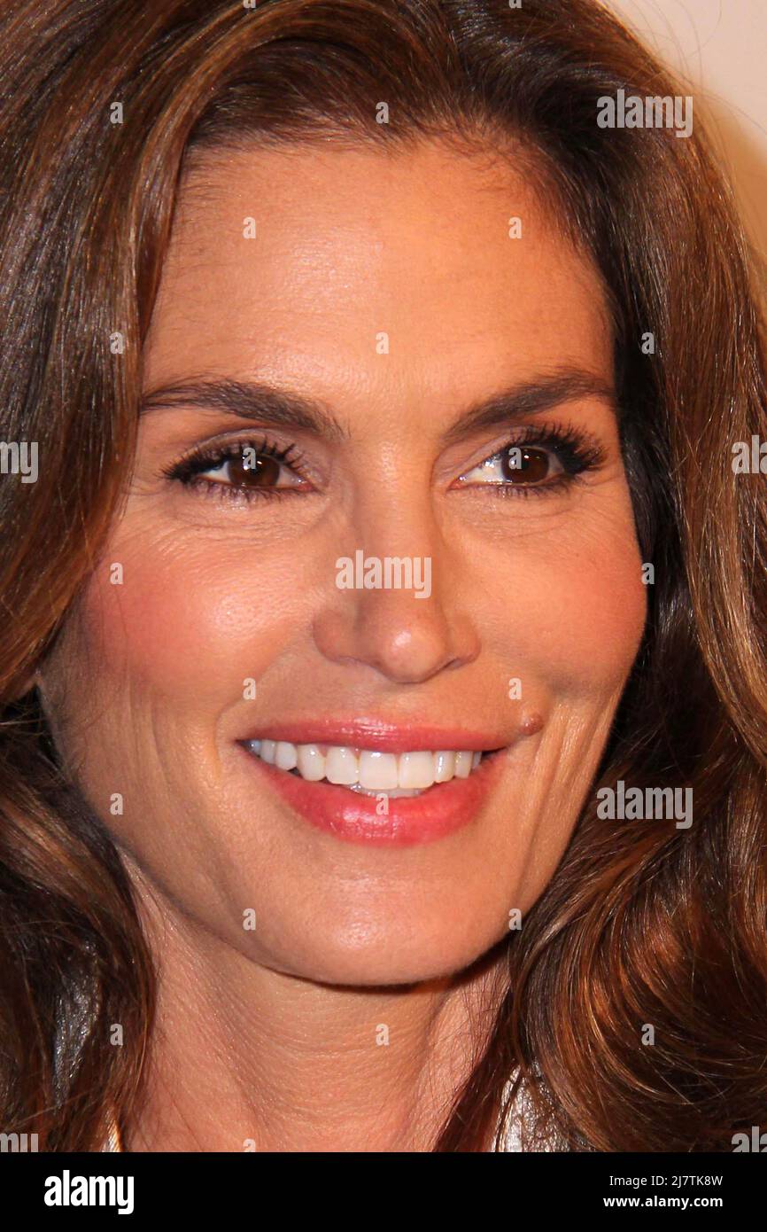 LOS ANGELES - OCT 23: Cindy Crawford at the De Re Gallery & Casamigos ...