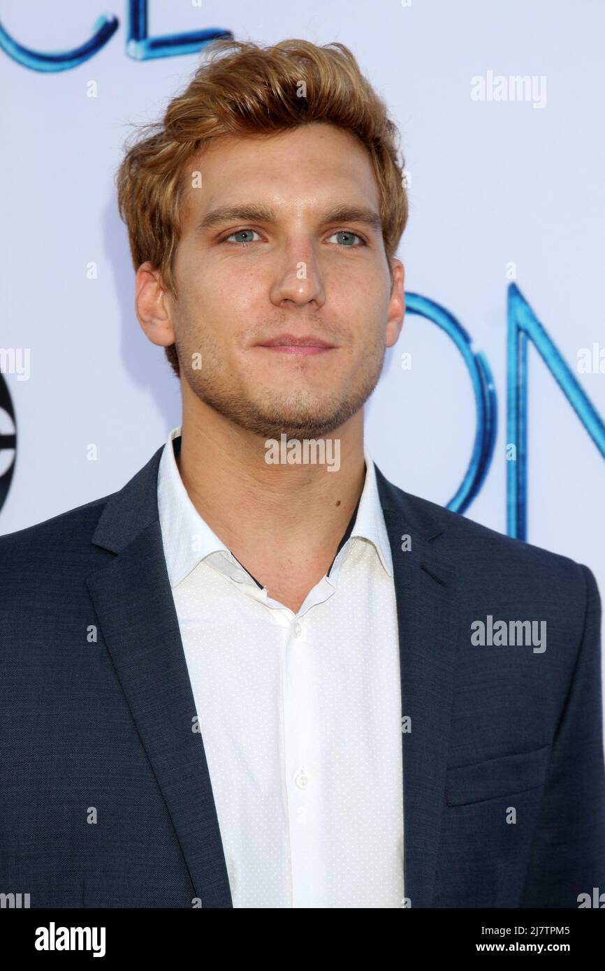 LOS ANGELES - SEP 21: Scott Michael Foster at the "Once Upon a Time ...