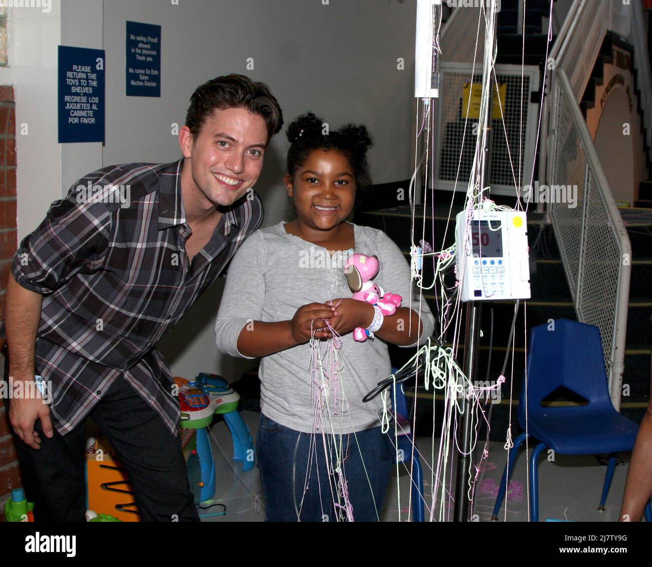 Celebs visiting children at hospital hi-res stock photography and ...