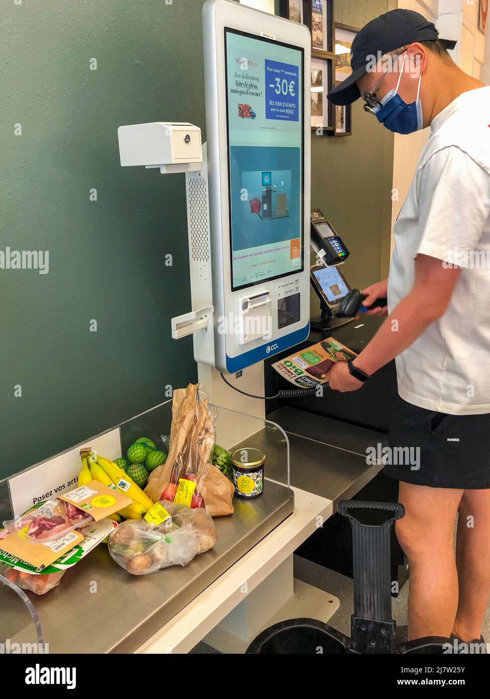 Self check in out hi-res stock photography and images - Alamy