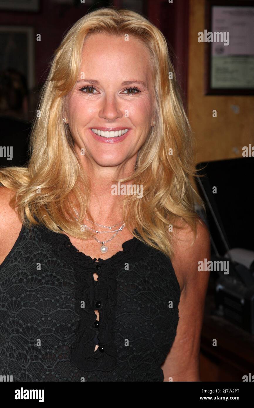 LOS ANGELES - AUG 1: Rebecca Staab at the William deVry Fan Club Event ...
