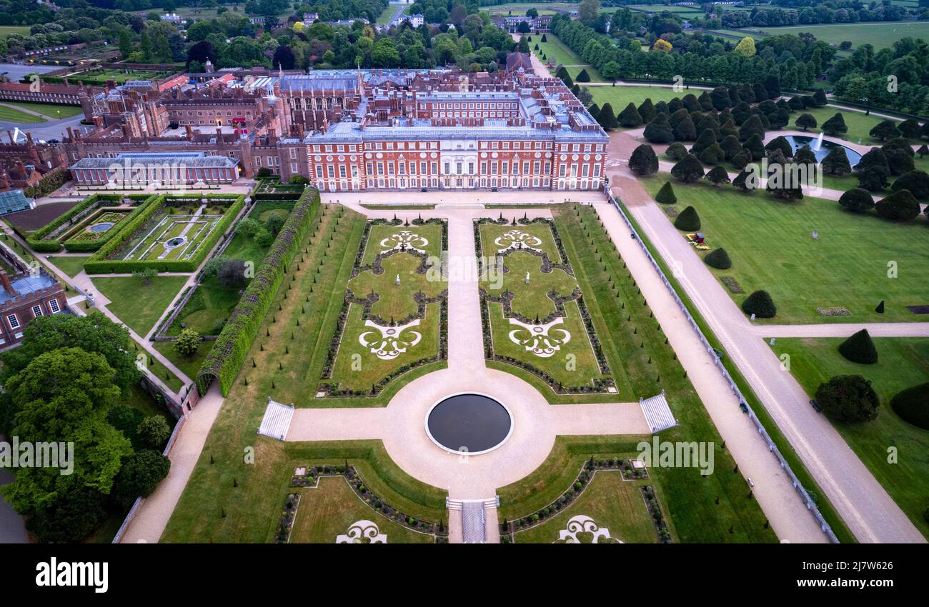 Hampton court palace aerial hi-res stock photography and images - Alamy