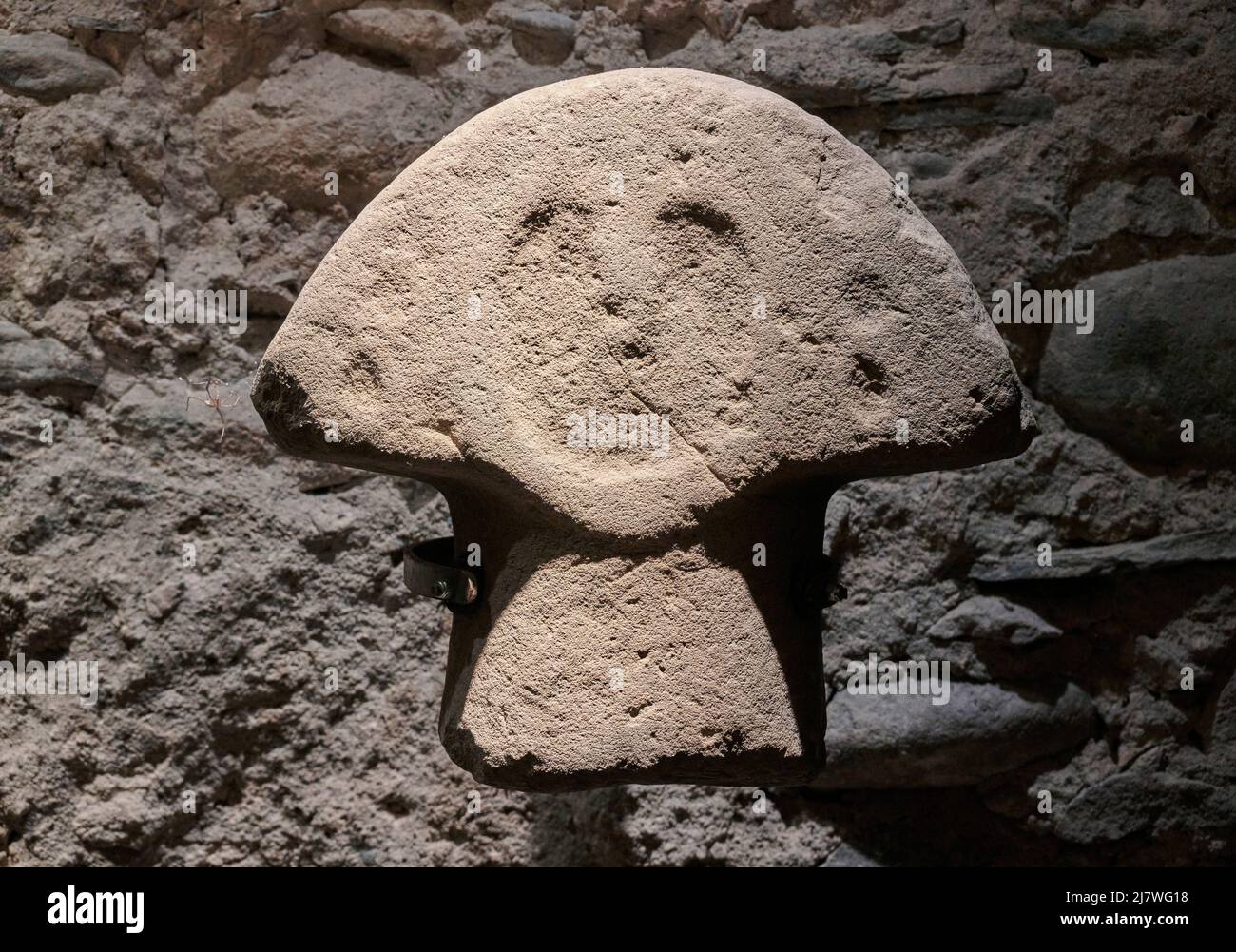 Castagneta - statua stele in pietra arenaria - IV-III millennio a.C ...