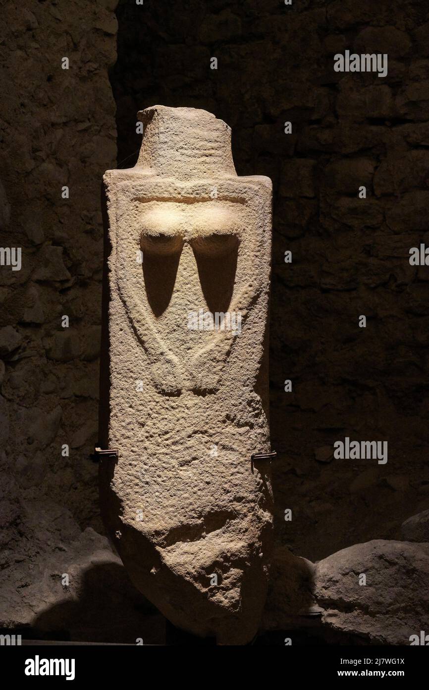 Treschietto , figura femminile - statua stele in pietra arenaria - IV ...