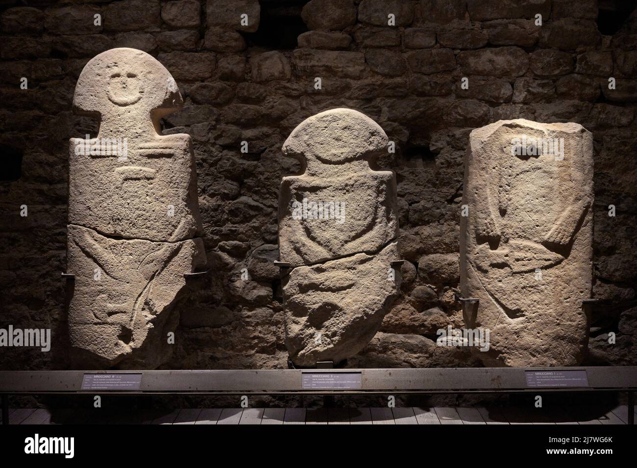 tre statue stele in pietra arenaria - IV-III millennio a.C ...