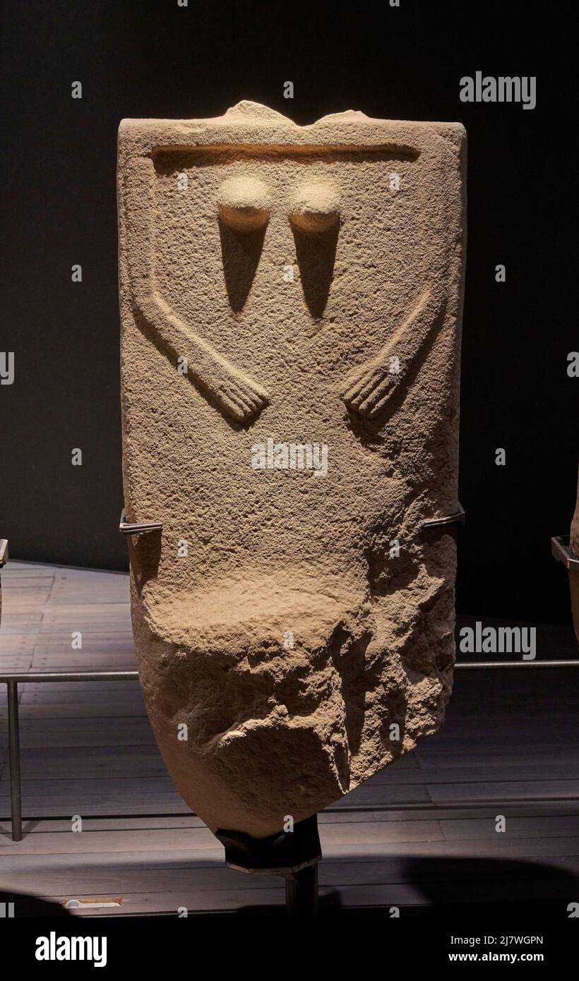 figura femminile - statua stele in pietra arenaria - IV-III millennio a ...