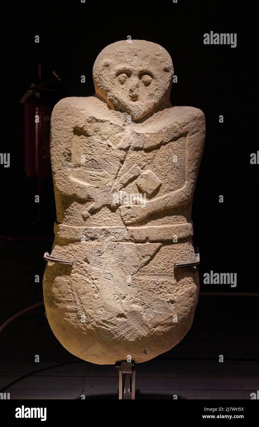 Bigliolo, figura maschile - statua stele in pietra arenaria - VI sec. a ...