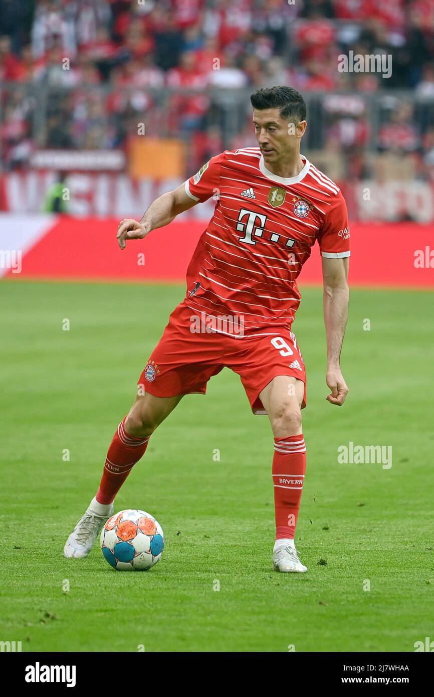 Robert LEWANDOWSKI (FC Bayern Munich), action, single action, single image, cut out, full body ...