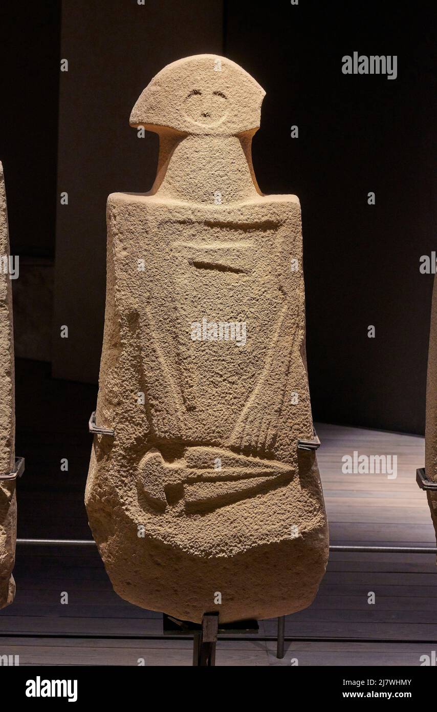 figura maschile - statua stele in pietra arenaria - IV-III millennio a ...