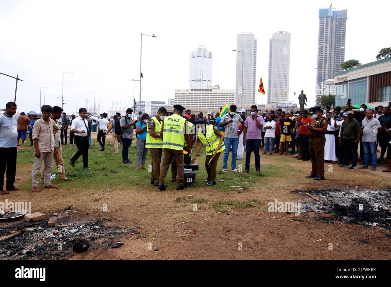 Colombo, Sri Lanka. 10th May, 2022. The Sri Lanka Police [soco] unit ...