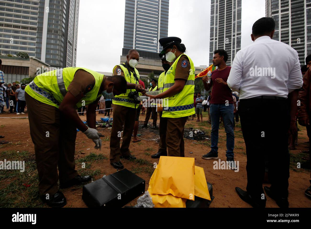 Colombo, Sri Lanka. 10th May, 2022. The Sri Lanka Police [soco] unit ...
