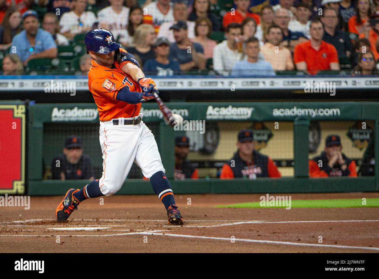 Houston Astros second baseman Jose Altuve (27) singles to left field ...