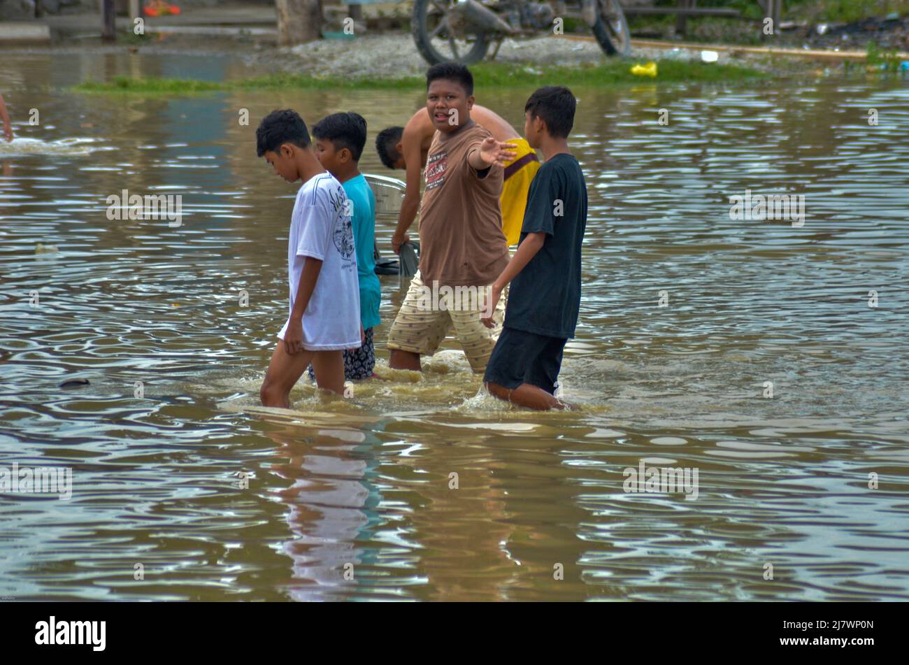 Palu, Indonesia. 10th May, 2022. Due to the overflow of water from the ...