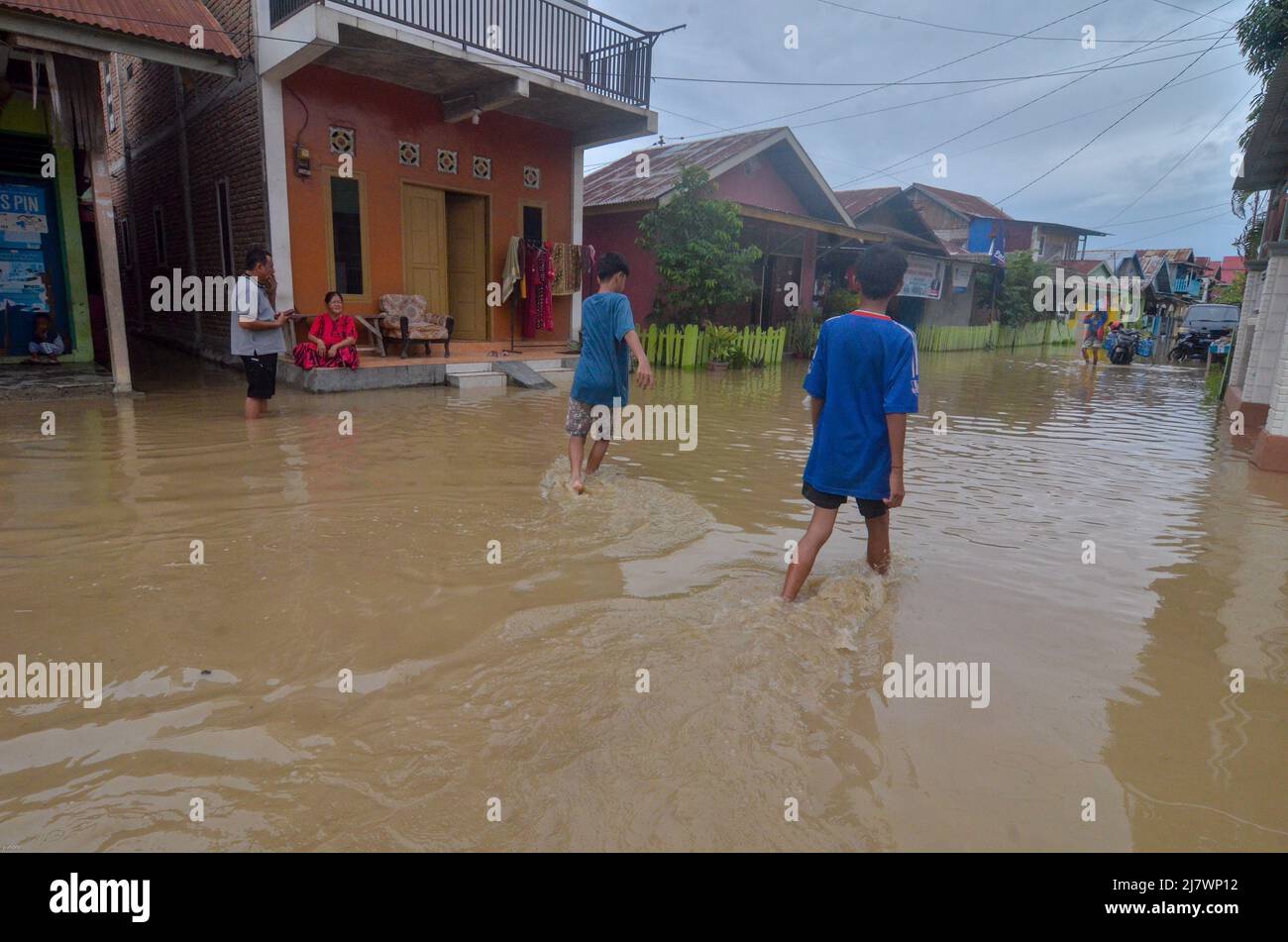 Palu, Indonesia. 10th May, 2022. Due to the overflow of water from the ...