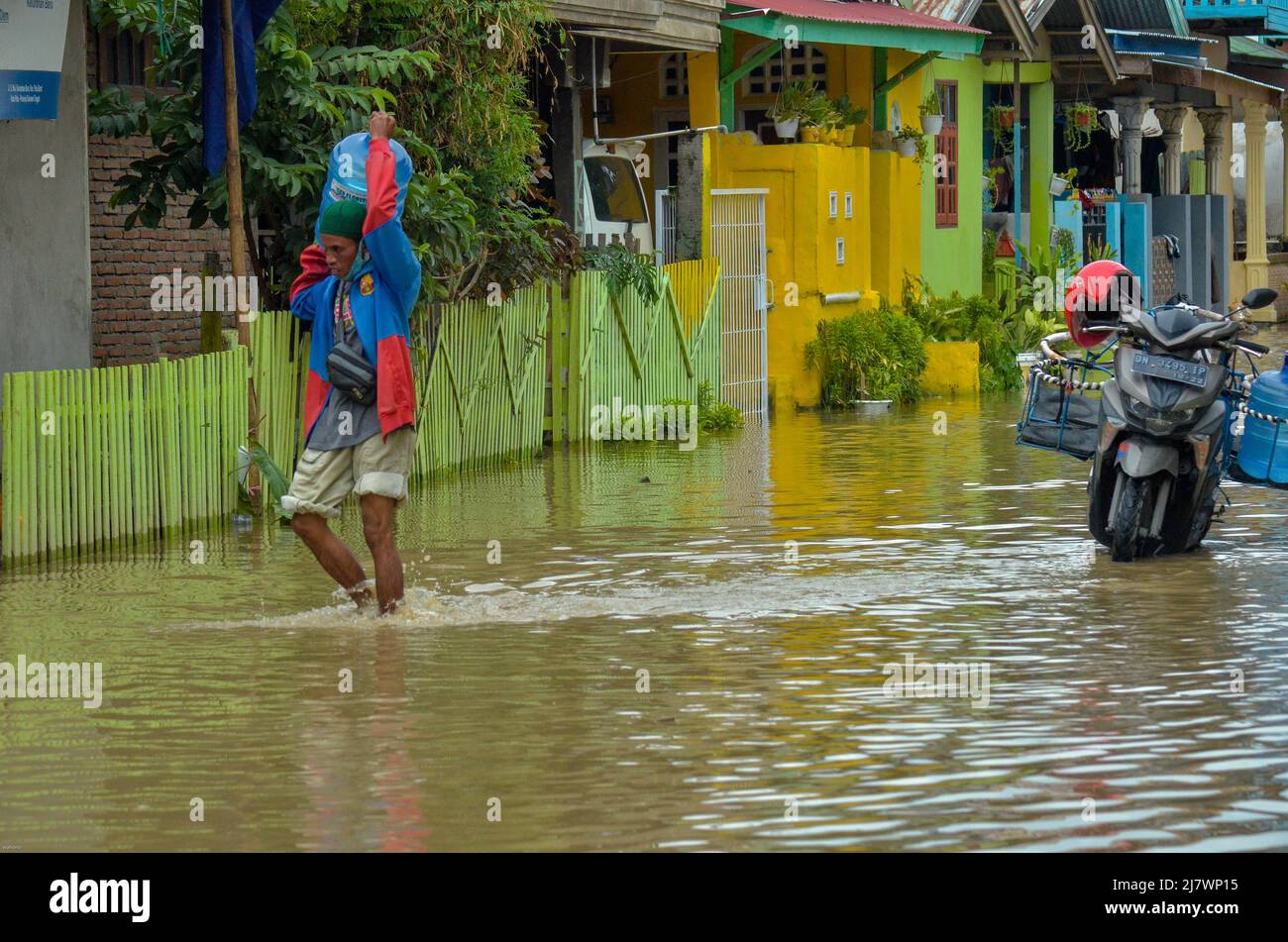 Palu, Indonesia. 10th May, 2022. Due to the overflow of water from the ...