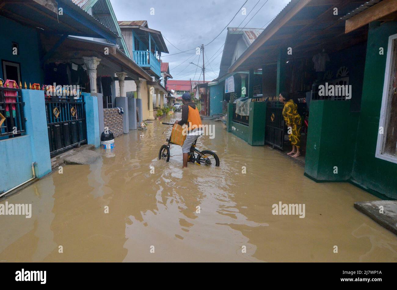 Palu, Indonesia. 10th May, 2022. Due to the overflow of water from the ...